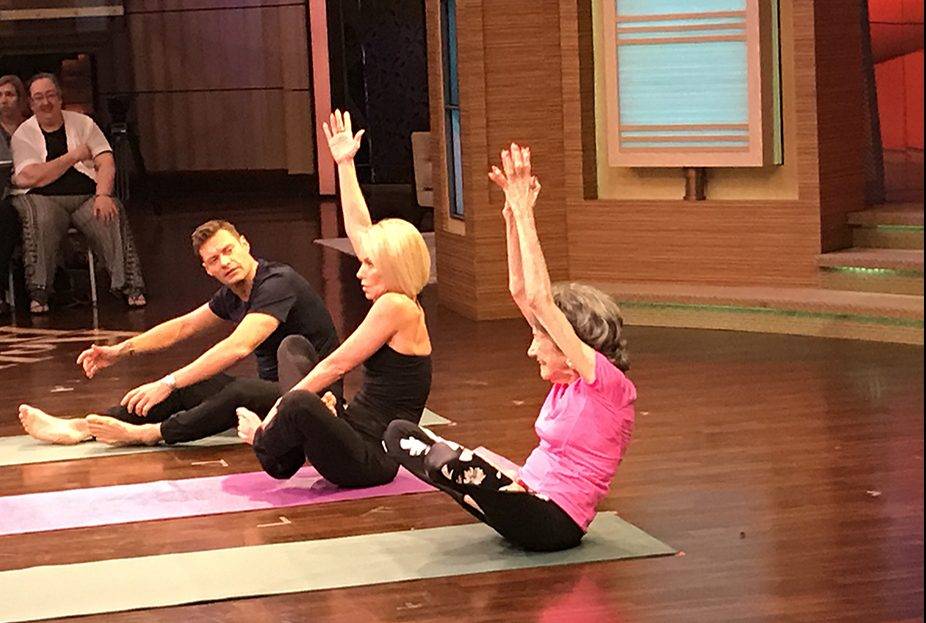 15 billeder af Kelly Ripa, der holder sig i form | TheThings | Arquidia ...