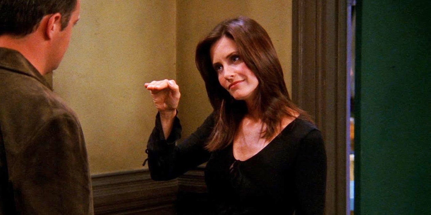 Friends: 10 Signs You're The Monica Of Your Friend Group