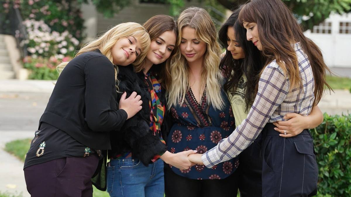 Pretty Little Liars: Ages, Heights and Relationship Statuses Of The Cast