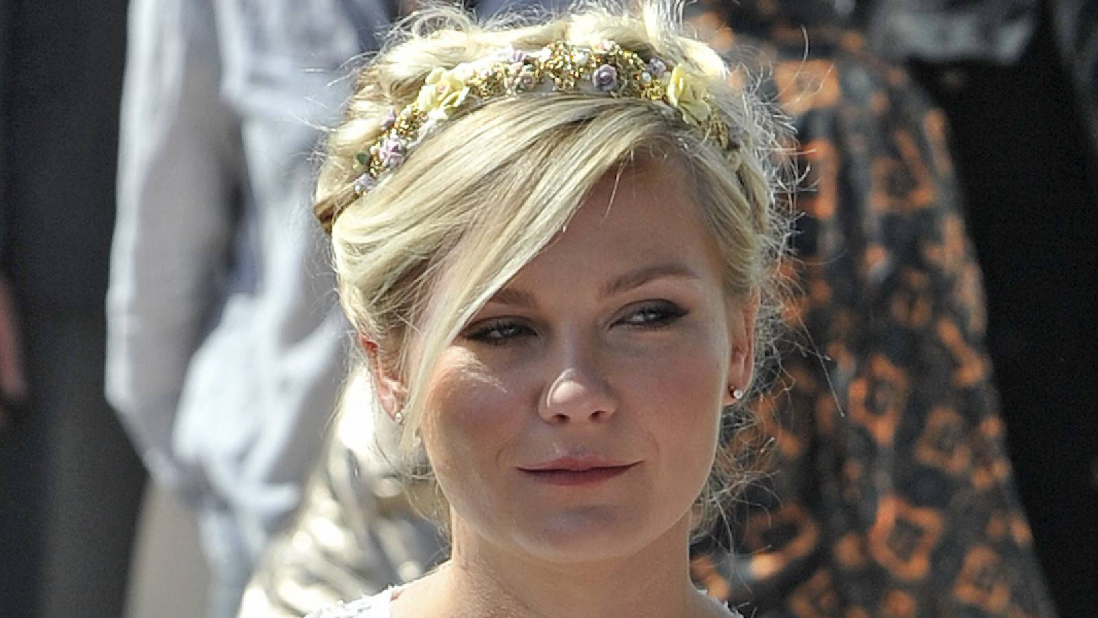 Kirsten Dunst Calls Brad Pitt Out For The Inappropriate Kiss They ...