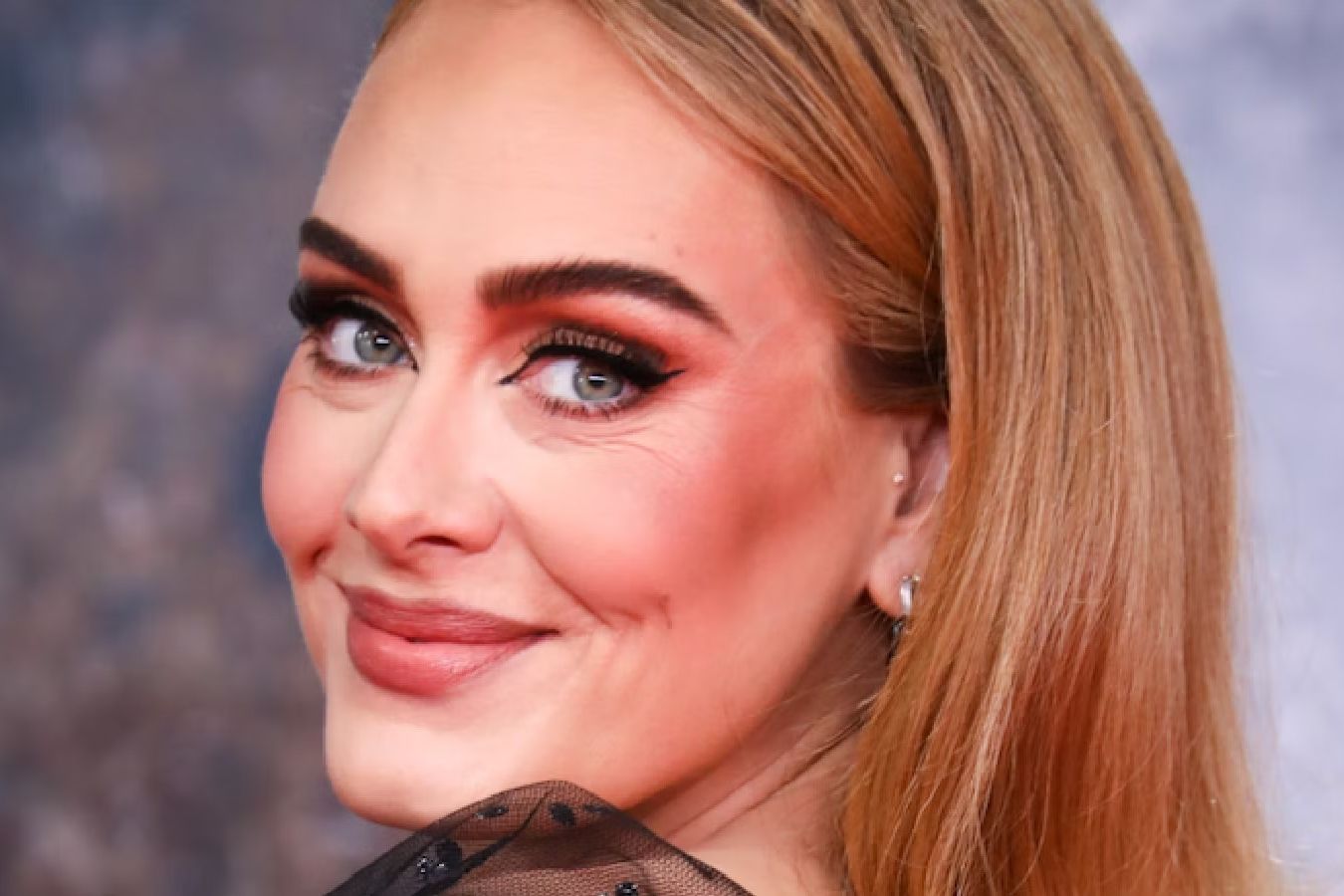 Fans Spotted This Striking Detail While Adele Serenaded Her Audience