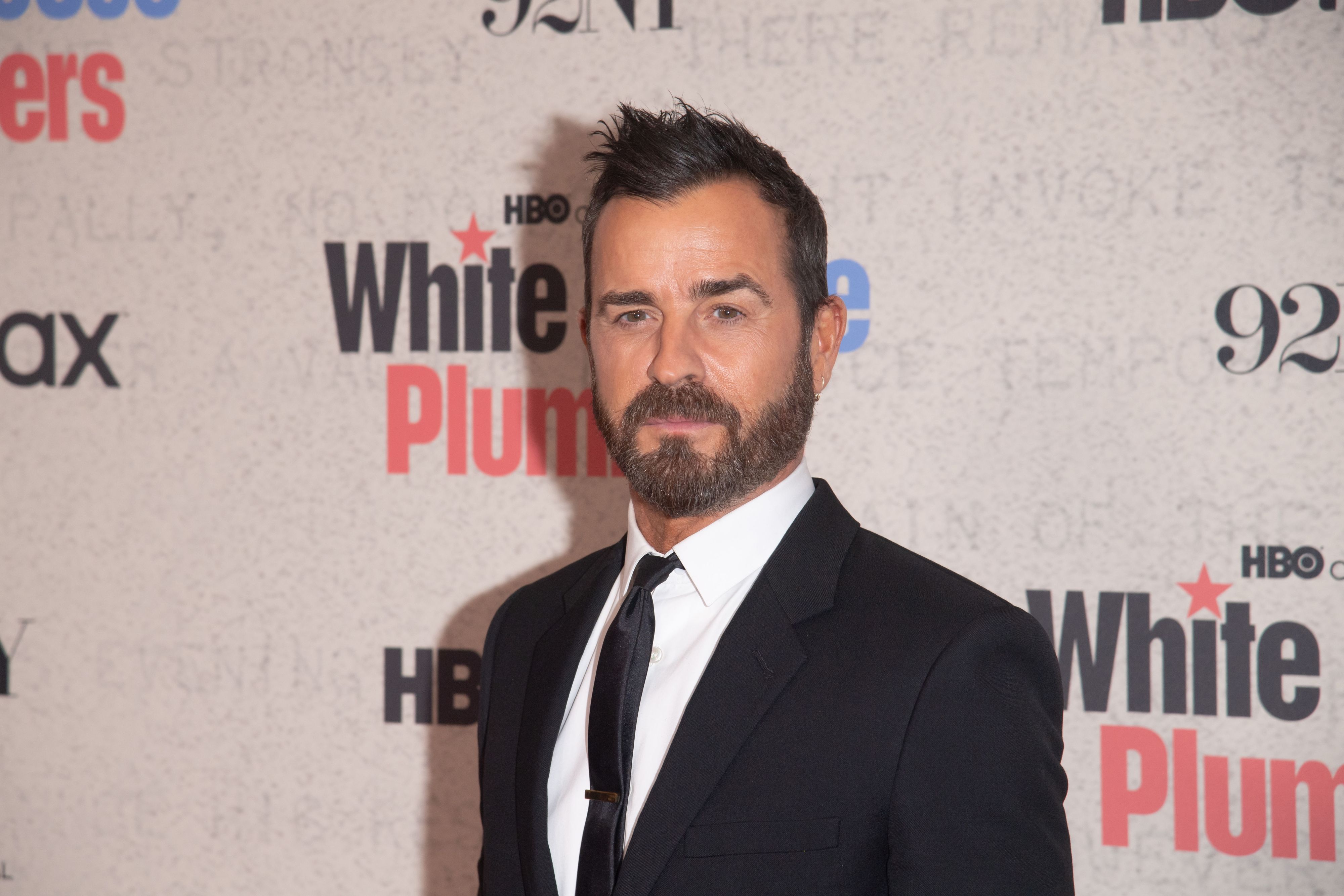 Fans Dig Up Justin Theroux's "Creepy" Side After Seen Getting Cozy With ...