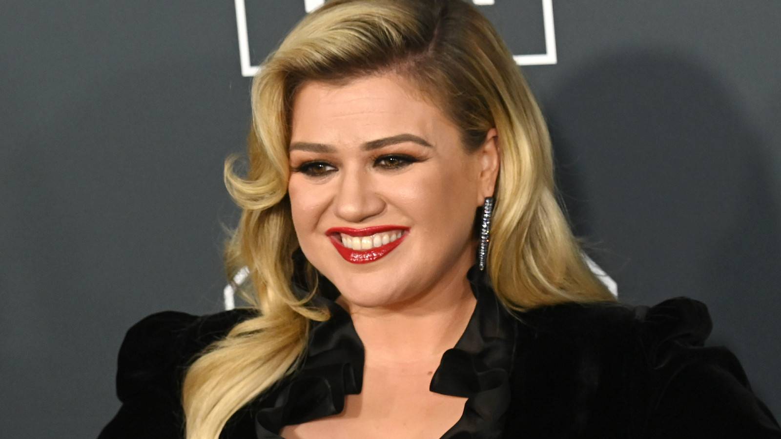 Kelly Clarkson Reveals She Wants To Leave LA As Fans Criticize Her For ...