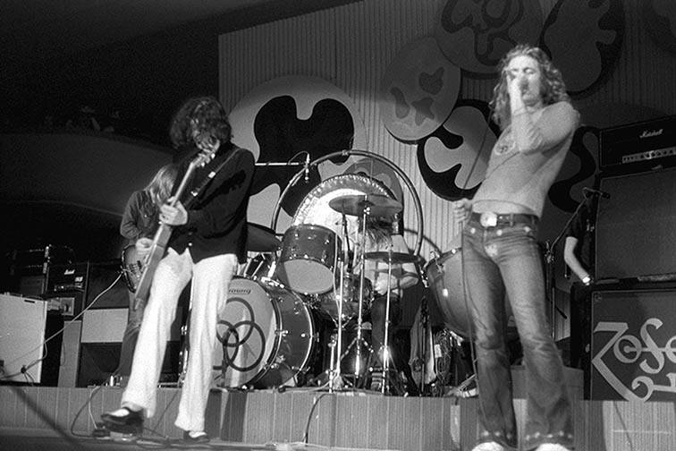 Robert Plant Addressed The Rumor Of Led Zeppelin Getting Booed Off The ...