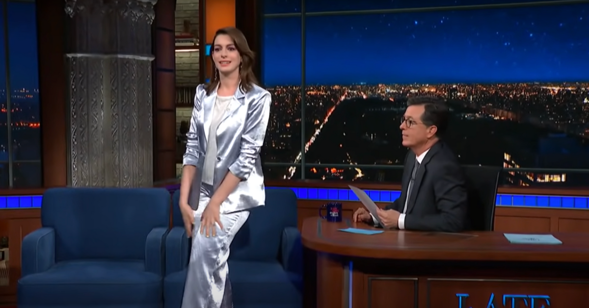 Fans Praised Anne Hathaway For "Keeping Cool" Despite Her Wardrobe ...