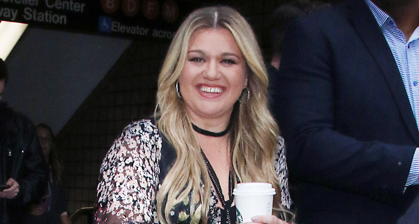 Kelly Clarkson Screws Up Lyrics After Embarrassing Wardrobe Malfunction ...