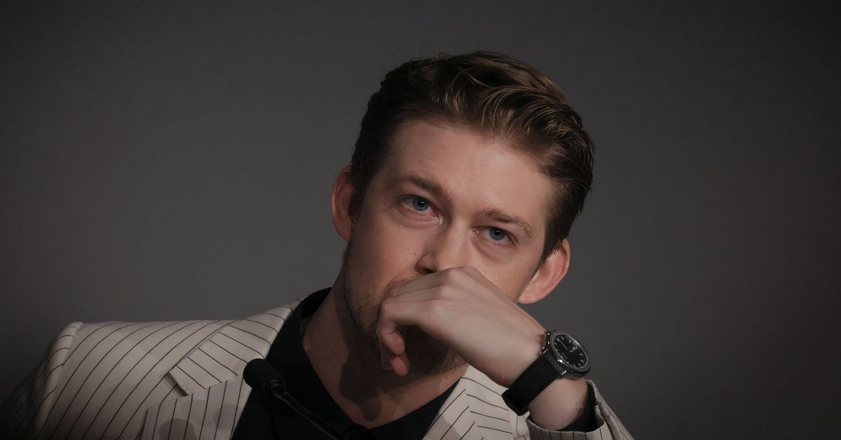 Fans Mock Joe Alwyn After Viral Video Of Andrew Scott And Travis Kelce ...